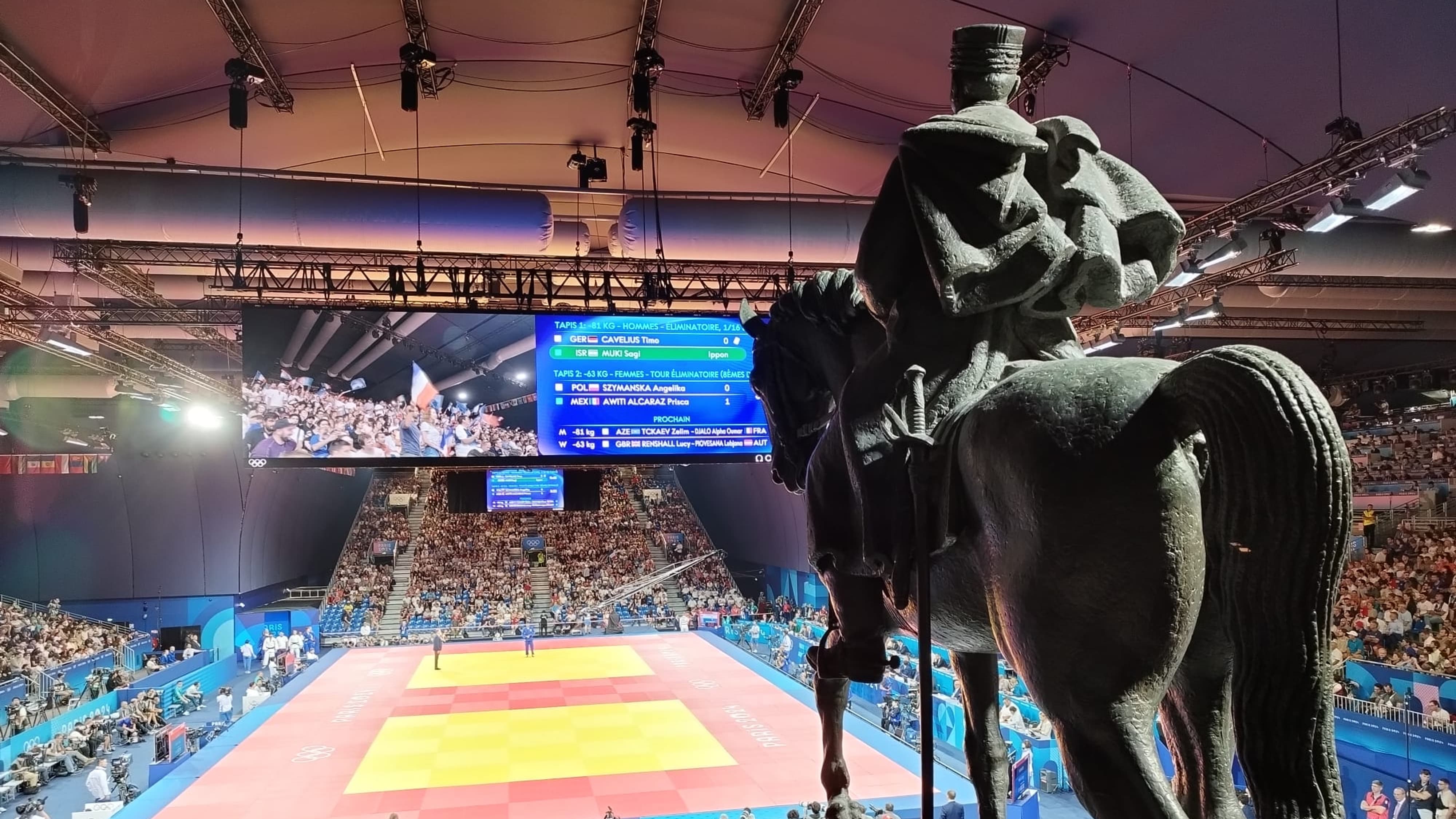 JO 2024: pourquoi il y a une immense statue militaire en plein milieu ...