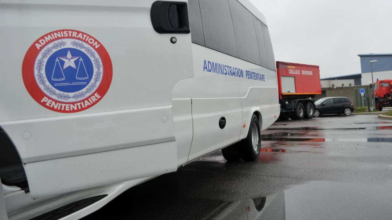Eure Un Fourgon Pénitentiaire Attaqué Au Moins Deux Agents Tués Et Un