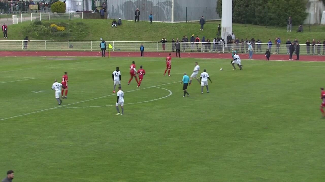 Football: Emmanuel Macron marque un but sur pénalty lors d'un match ...