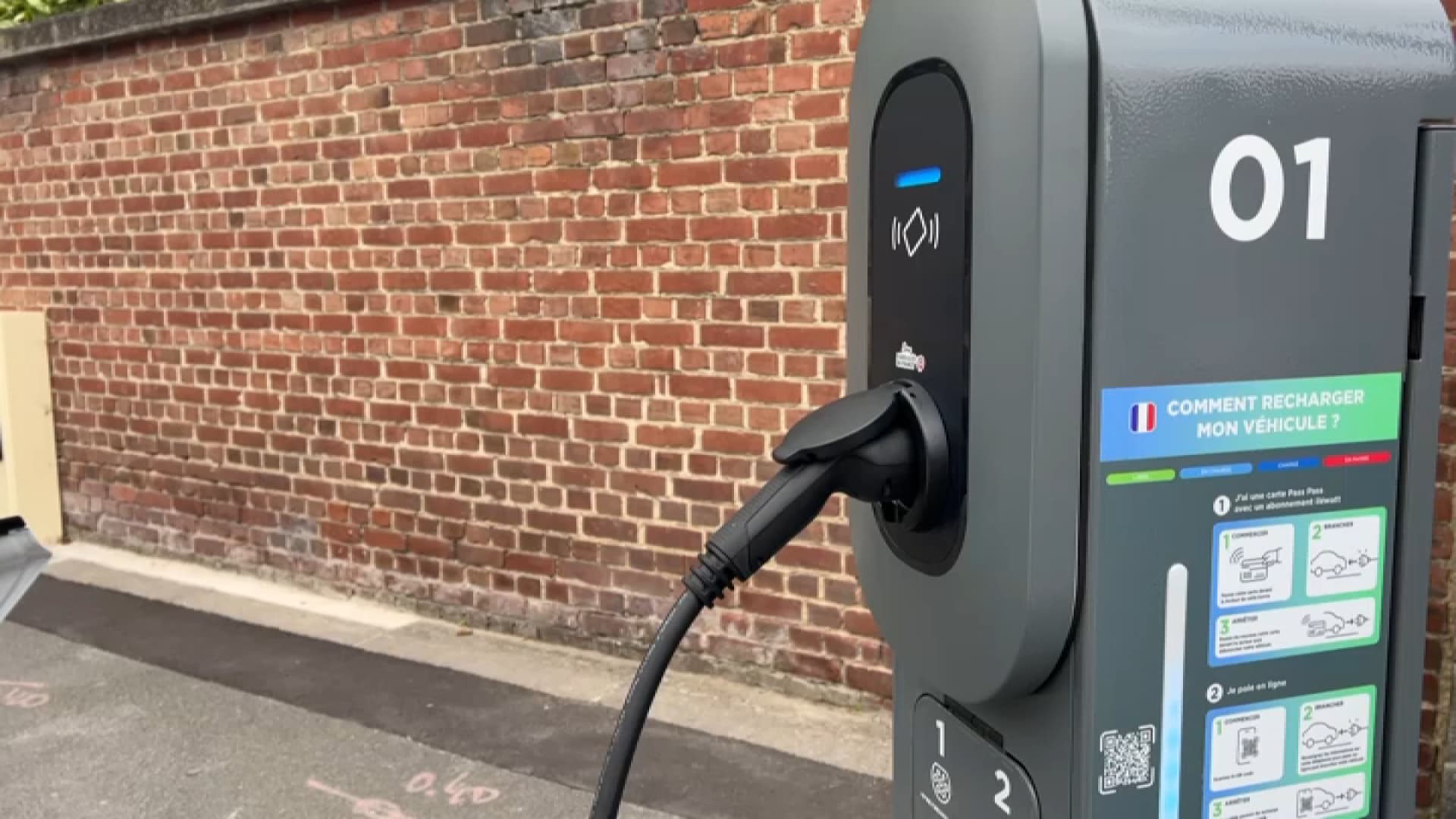 Voitures électriques: la recharge par les bornes rapides simplifiée à partir de début juin