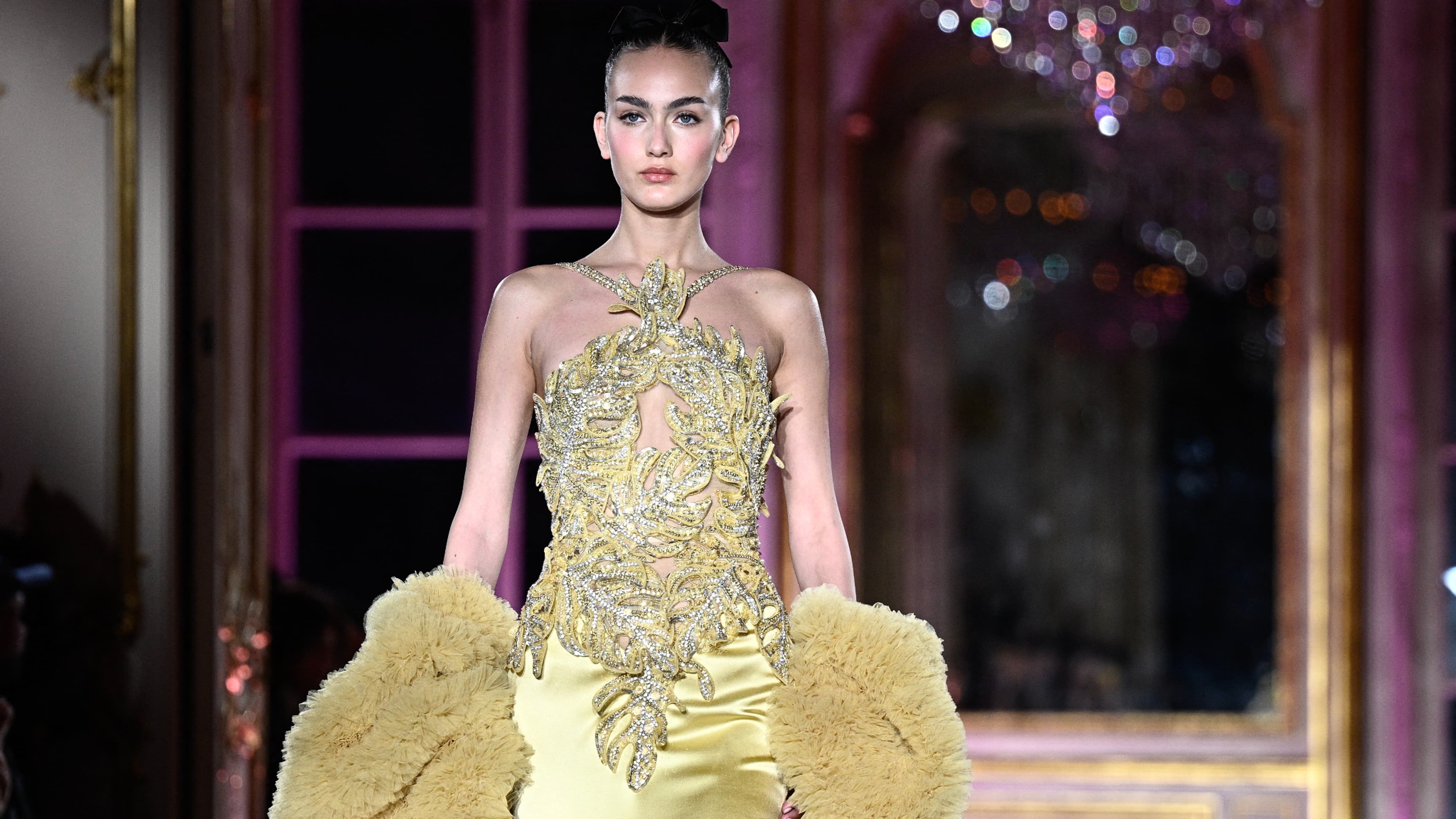 Profusion de couleurs et cristaux, la collection couture de Zuhair ...