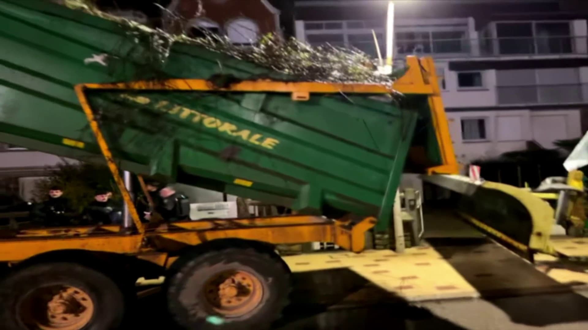 Des agriculteurs en colère rassemblés devant la maison du couple Macron ...