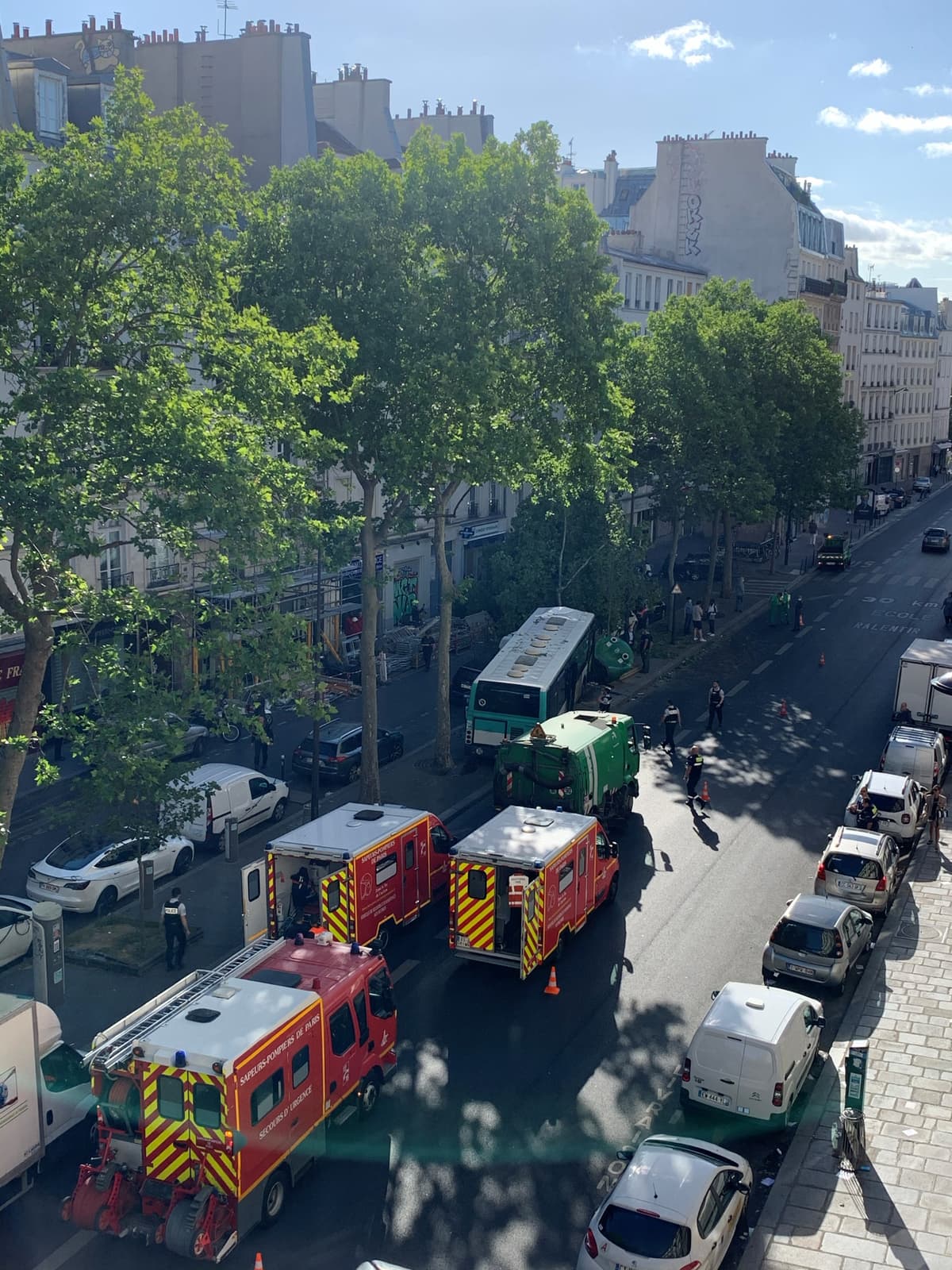 Paris: un bus de la RATP fait une sortie de route et heurte un arbre