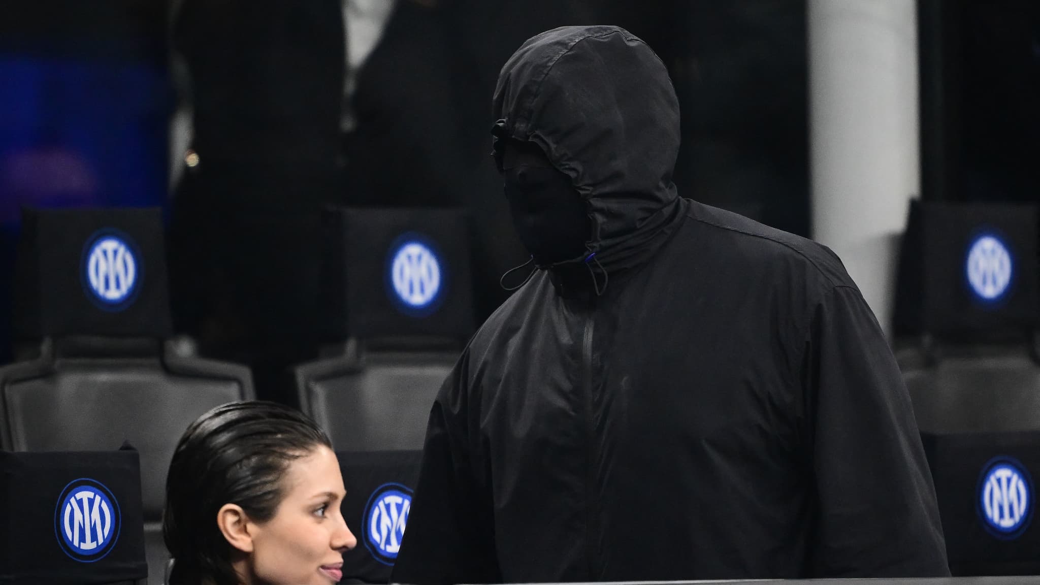 Inter-Atlético: le look improbable de Kanye West, présent à San Siro en ...