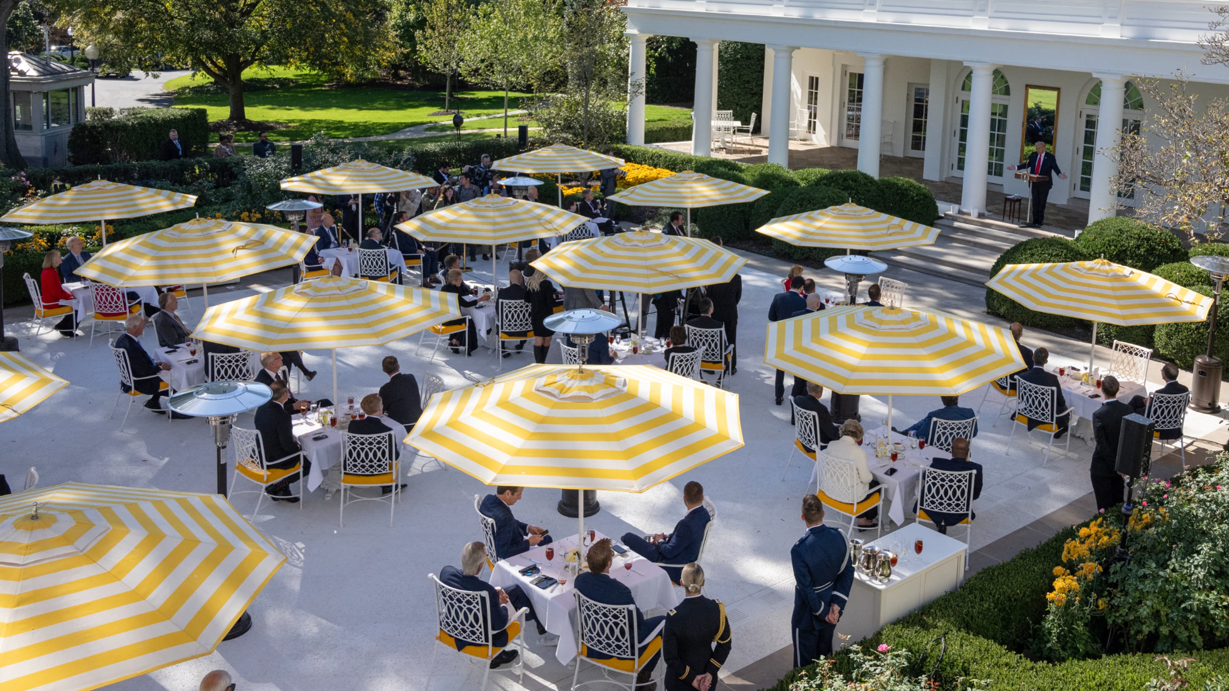 Aile Est démolie, nouvelle salle de bal, de l'or du sol au plafond ...