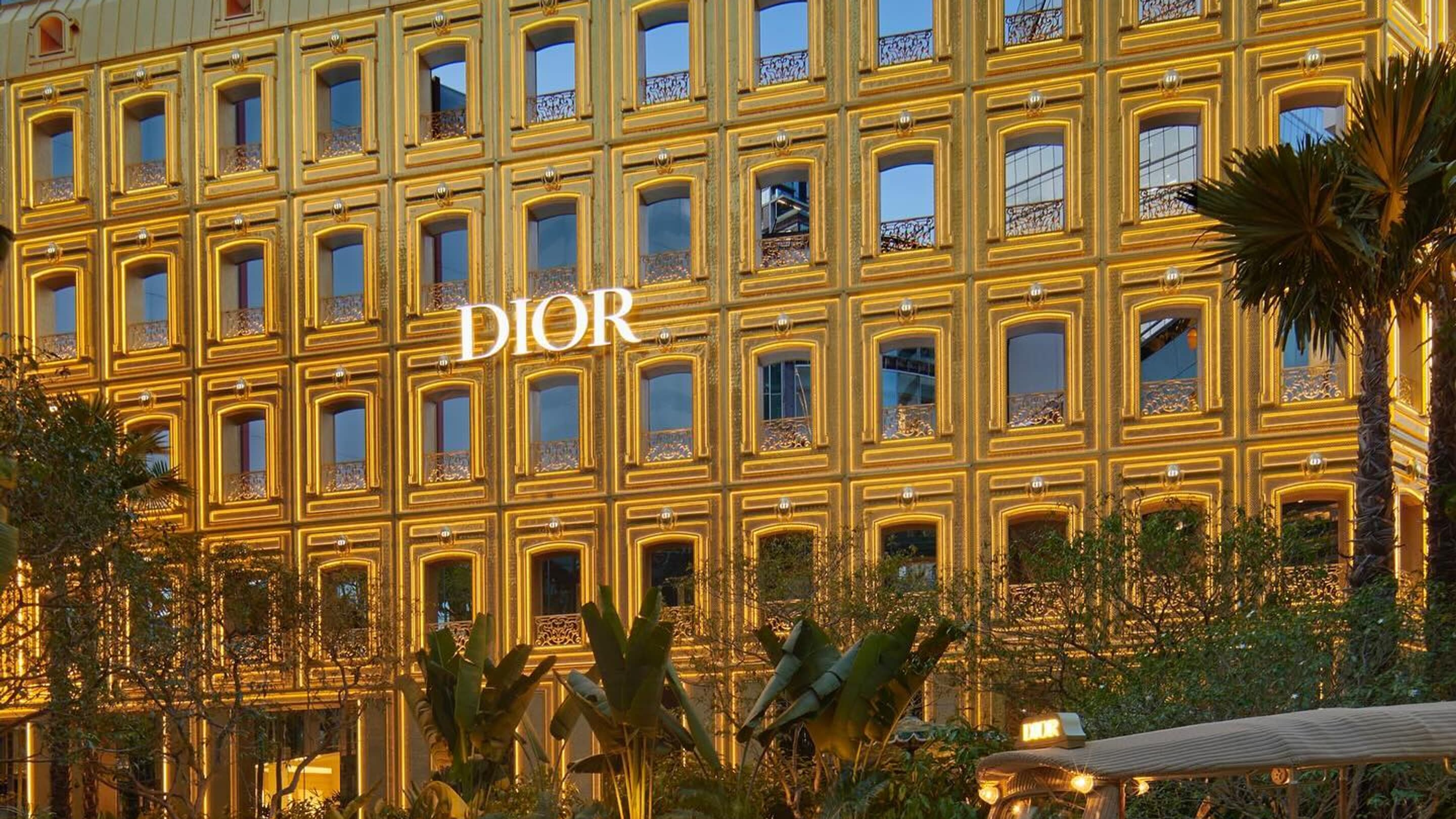 La maison Dior inaugure sa Dior Gold House, un immense concept store basé à Bangkok
