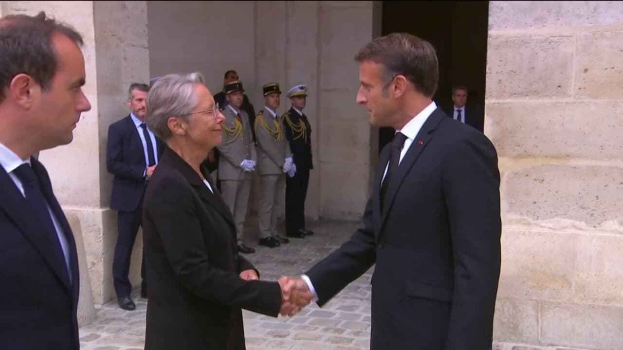 Emmanuel Macron est arrivé aux Invalides pour l'hommage national au ...
