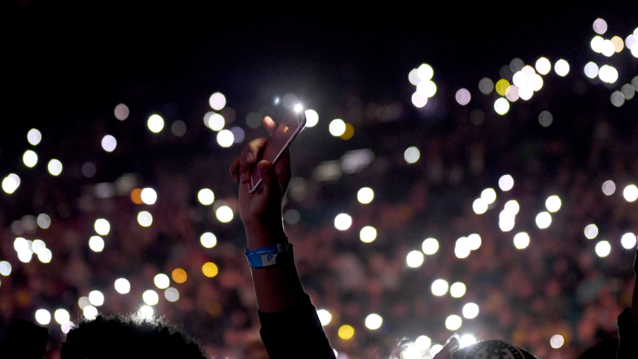 Non, l'iPhone ne va pas vous empêcher de filmer vos concerts avec iOS 17