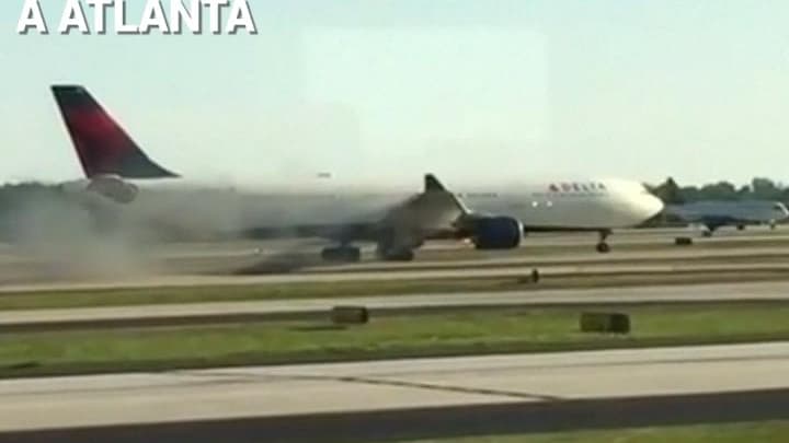 Le réacteur en feu, un avion atterrit en urgence à Atlanta