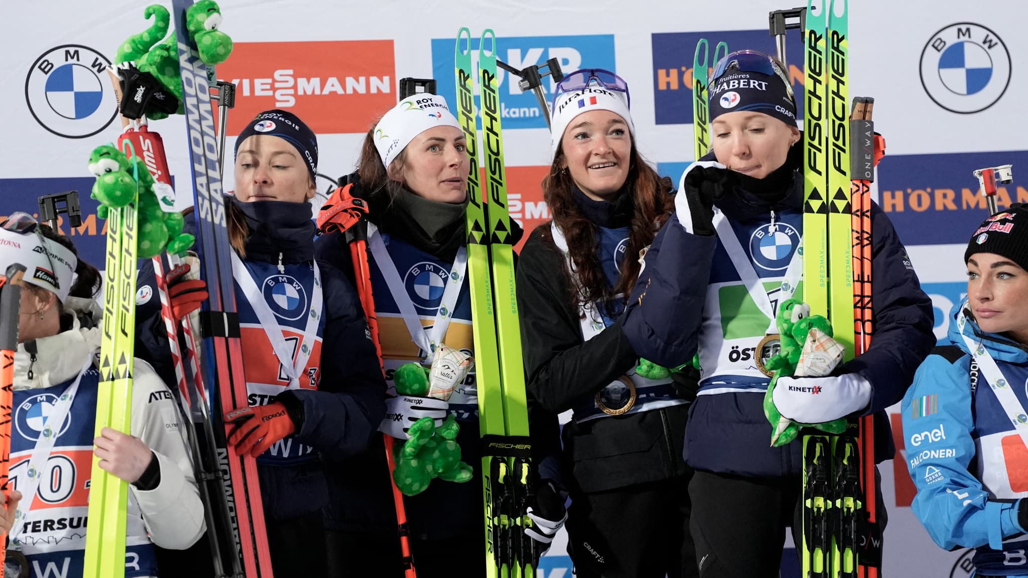 Biathlon: les Bleues remportent le relais féminin, les Français ...