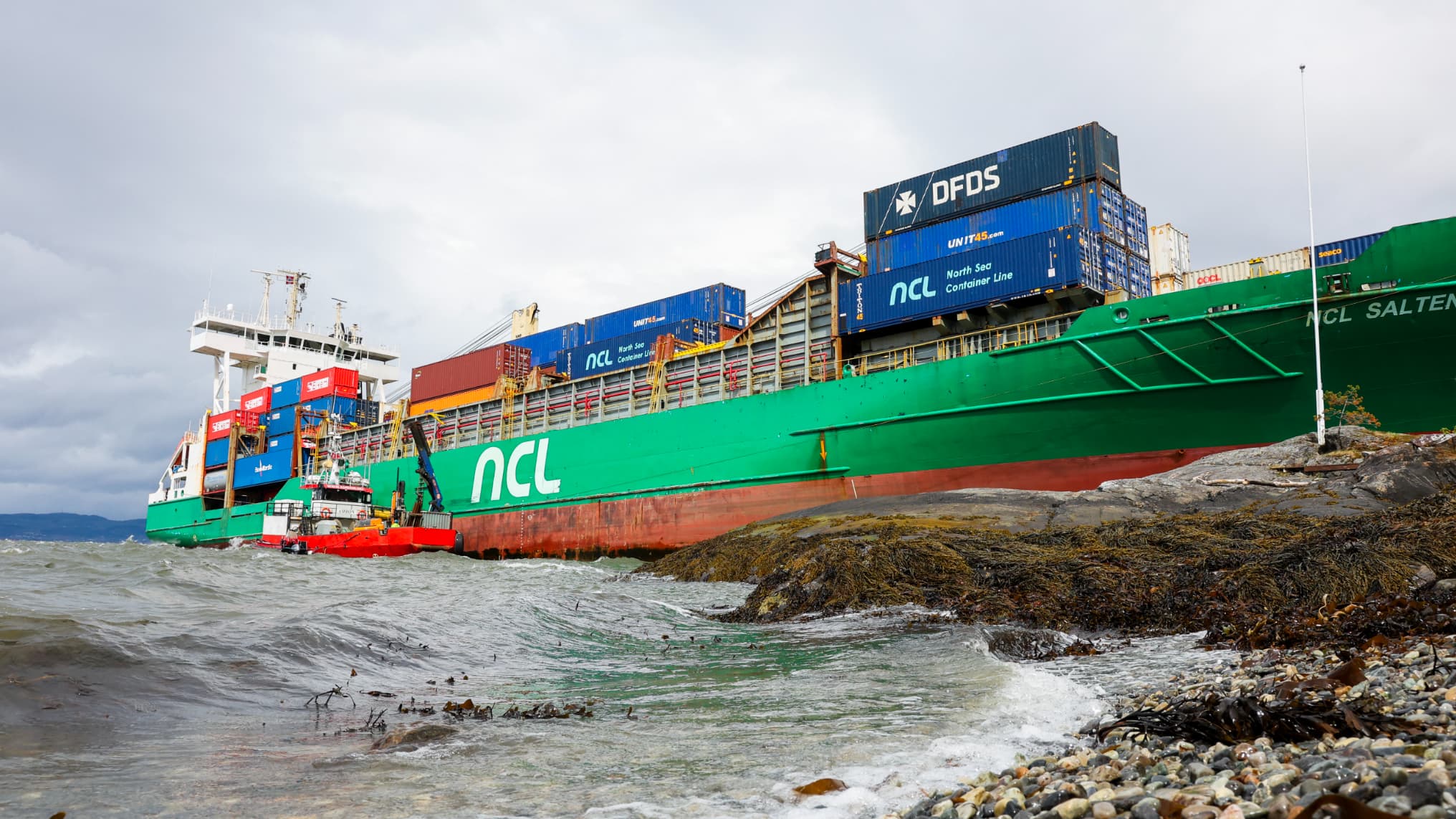 Le cargo qui s'est échoué dans le jardin d'un Norvégien n'a toujours ...