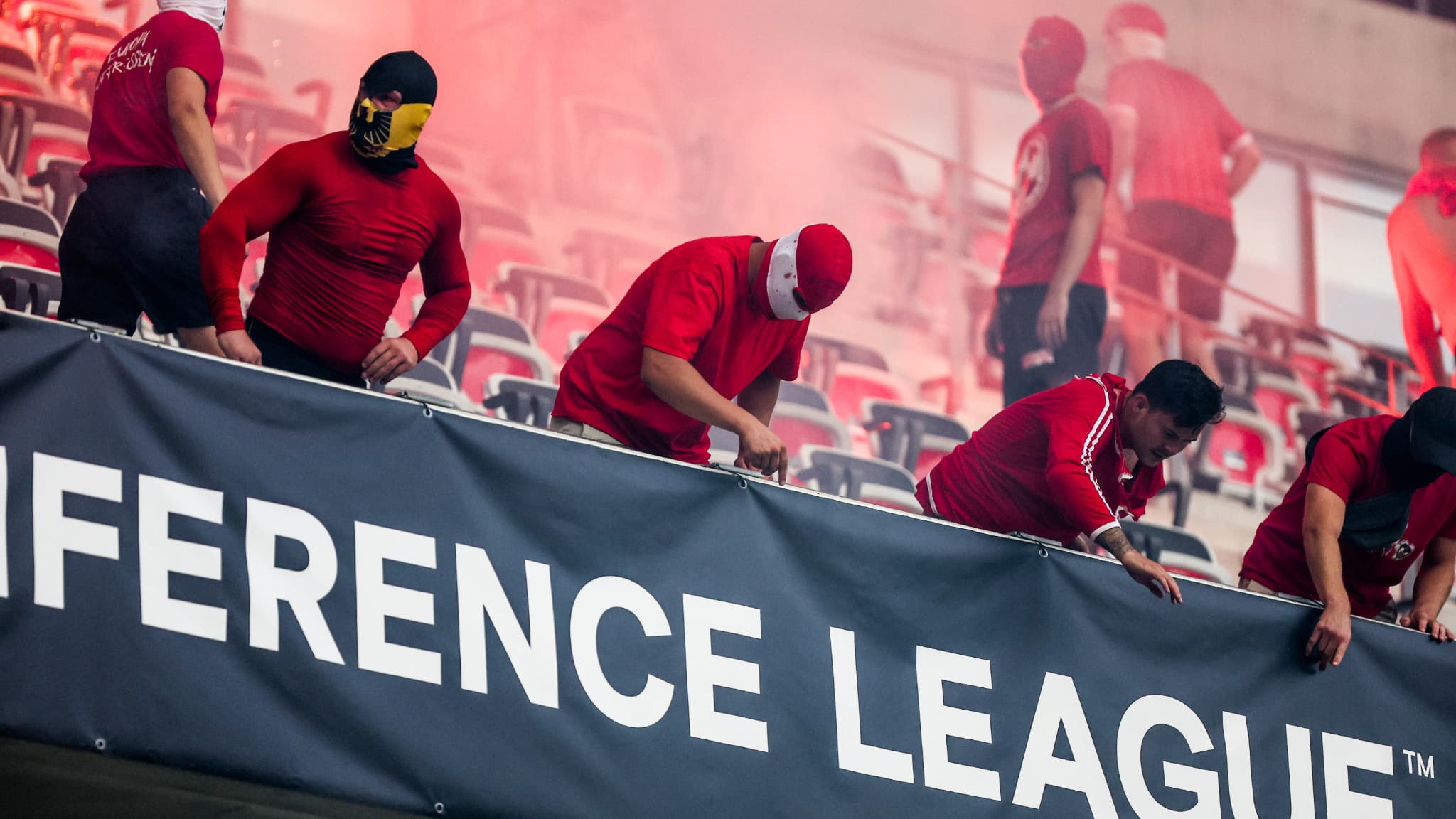 Violences dans les stades: les interpellations de supporters en hausse ...