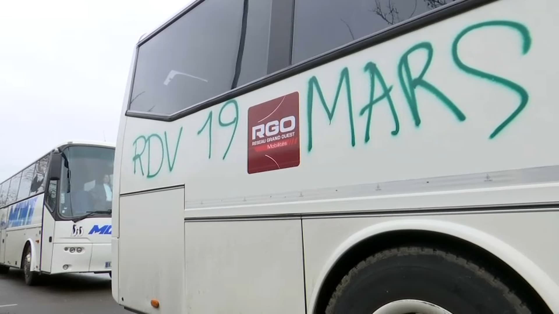 Bus FN pris pour cible: les Zadistes expliquent leur geste