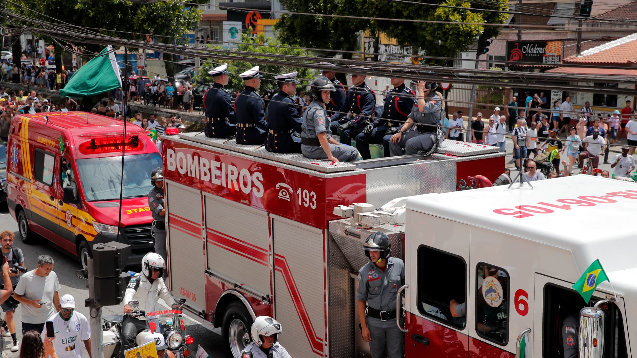 Mort de Pelé: la dépouille du "Roi" repose au cimetière, après quatre ...