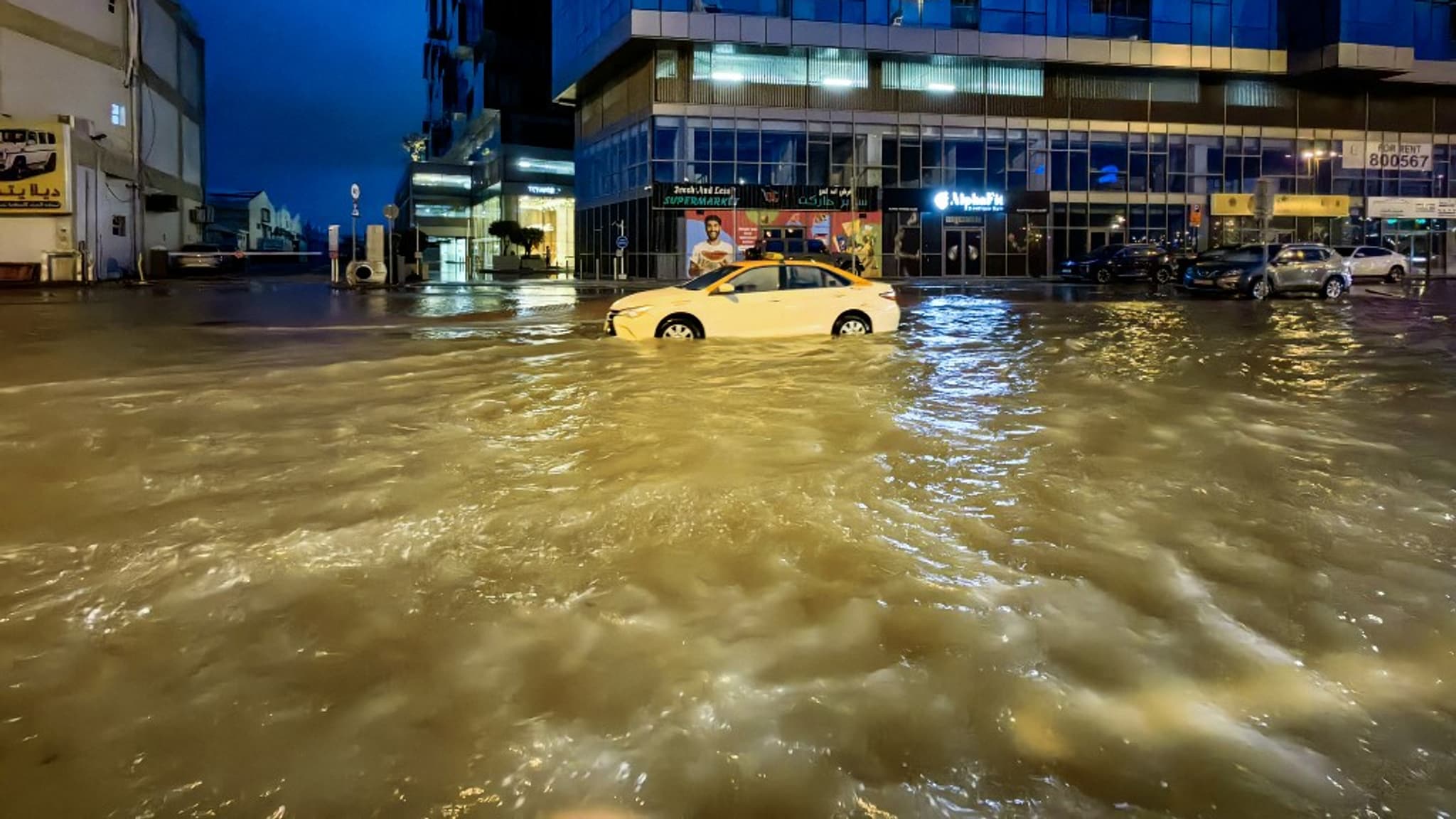 Deux ans de pluie en 24h: les images des inondations mortelles à Dubaï ...