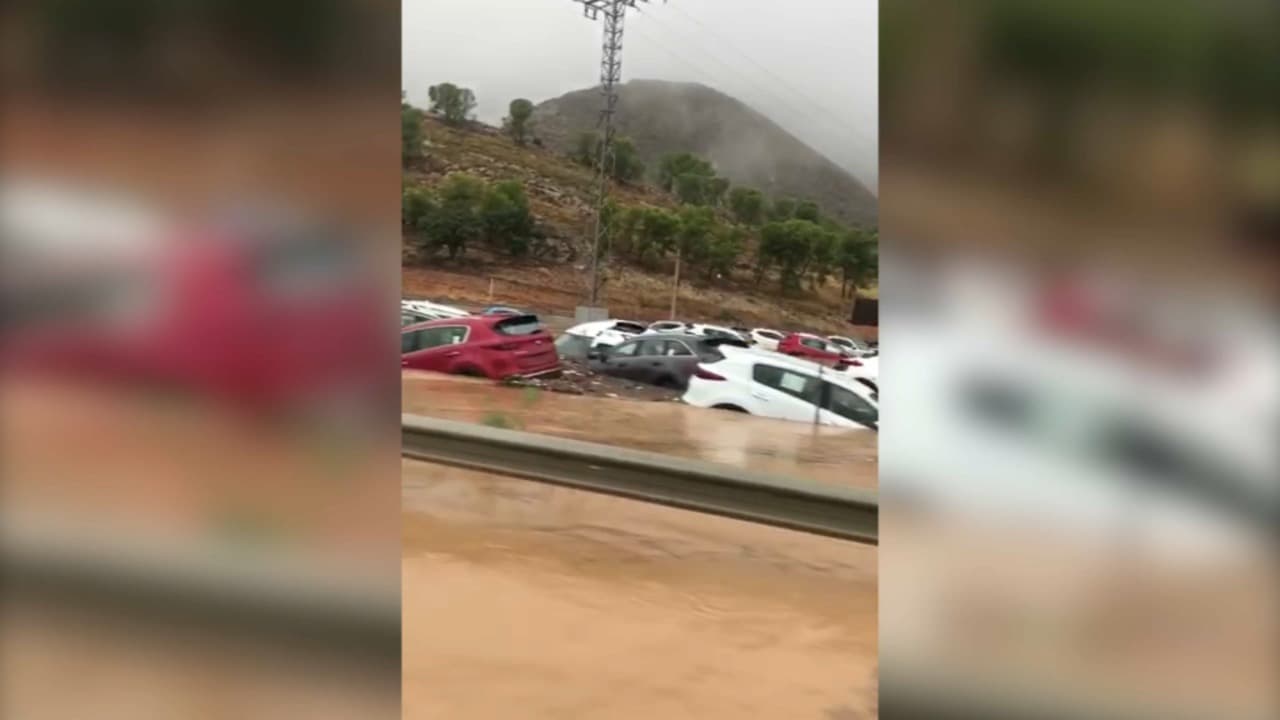 Inondations mortelles en Espagne: les images de dizaines de voitures ...