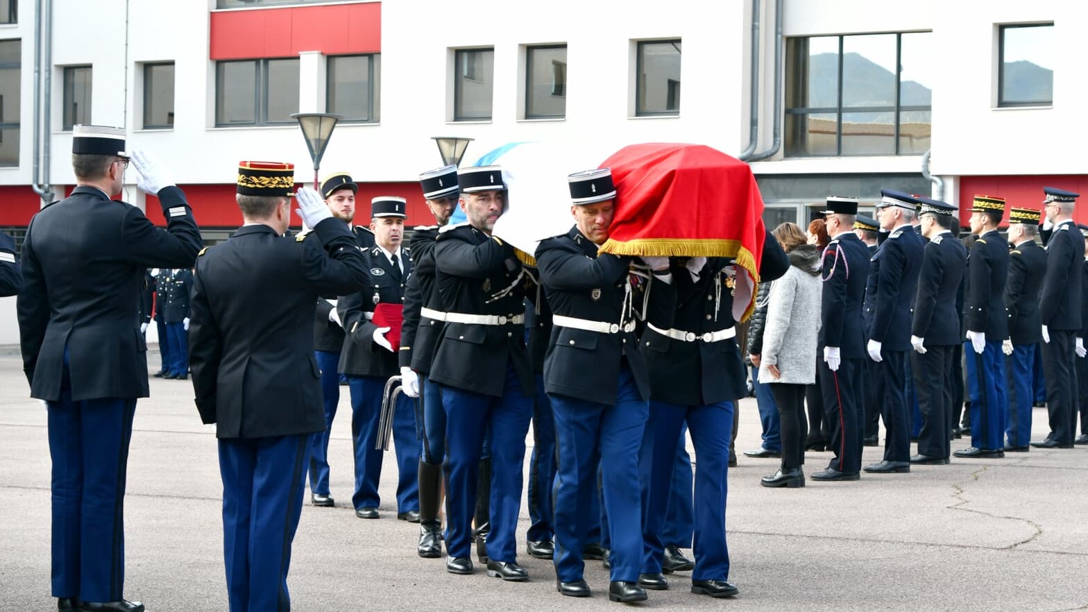 Hautes-Alpes: un hommage militaire rendu au lieutenant-colonel Pierre ...