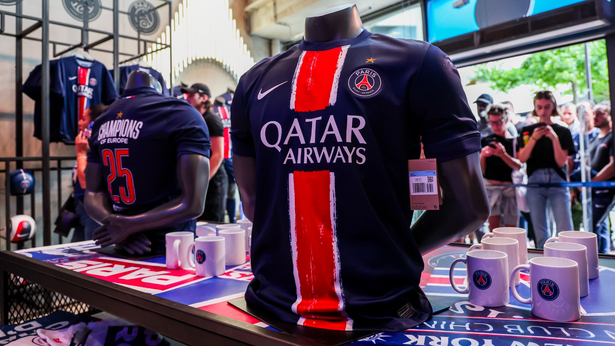 PSG: file d'attente, rayon vide et système D... A Paris, la chasse au ...