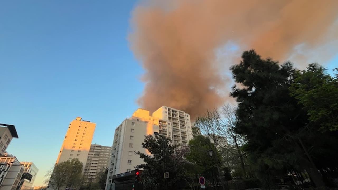 Centre de tri en feu à Paris: les images impressionnantes de l'incendie ...