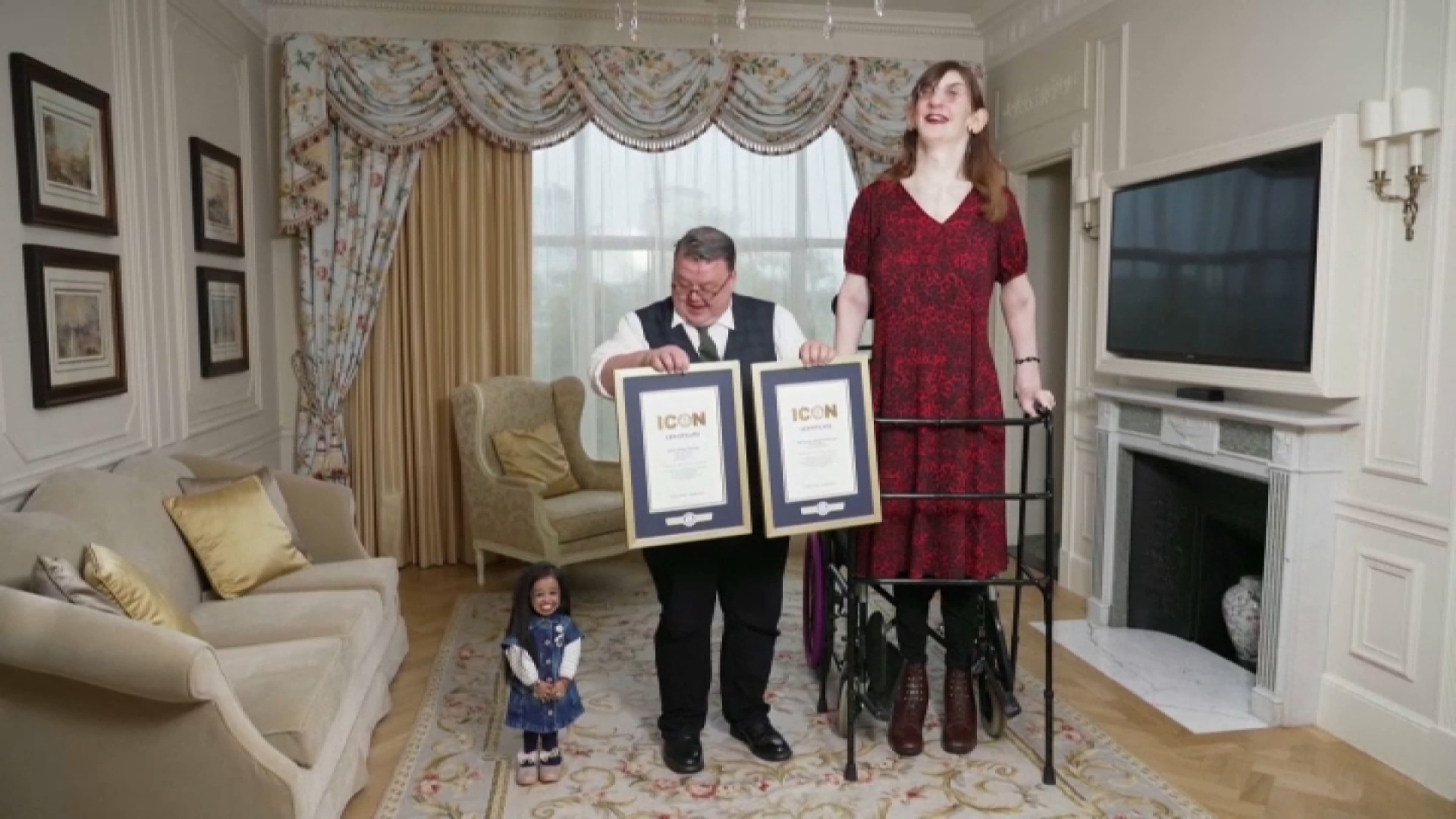 Les images de la plus petite et la plus grande femme au monde réunies ...